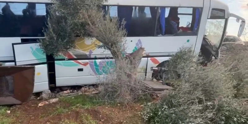 Lavocedimanduria.it - Manduria: Pullman pieno di studenti contro ... Lavocedimanduria.it - Manduria: Pullman pieno di studenti contro ...